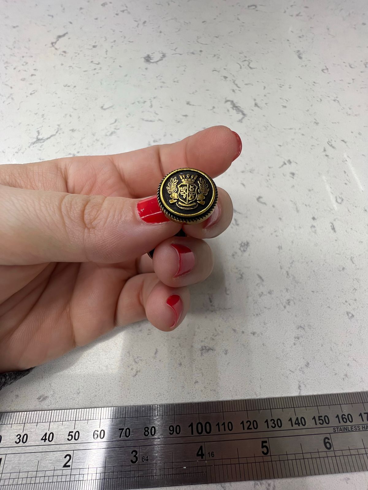 Boton escudo black anti gold – COSTURAXPRESS